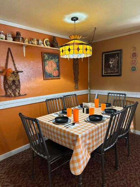 The Pumpkin Cottage Sleeps 9+crib +Grill/firepit - Lawton, OK