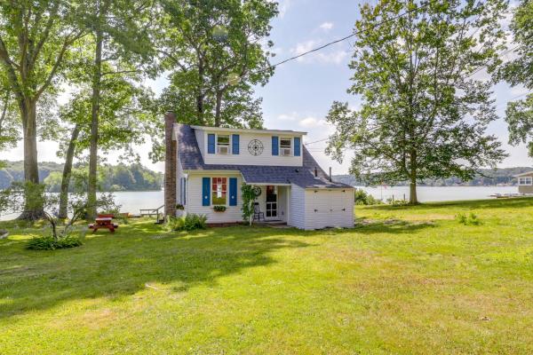 Lakefront Cottage With Covered Porch And Dock! - Connecticut