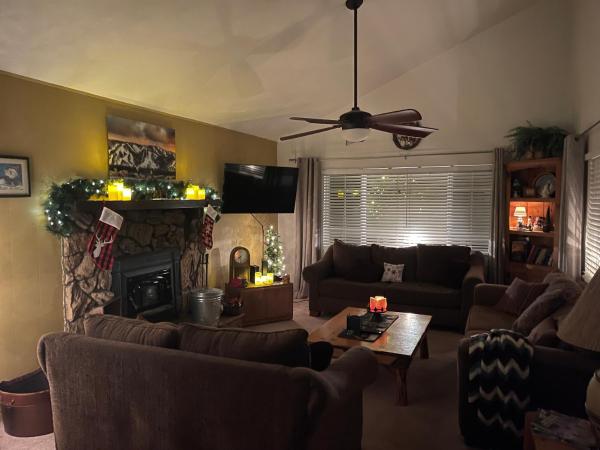 Spacious Cozy Chalet Huge Deck Over Seasonal Creek - Big Bear, CA