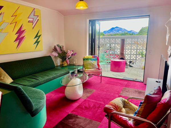 Designers Dream, Tokyo Pop Art Apartment With Courtyard, Fire & Views - Wanaka