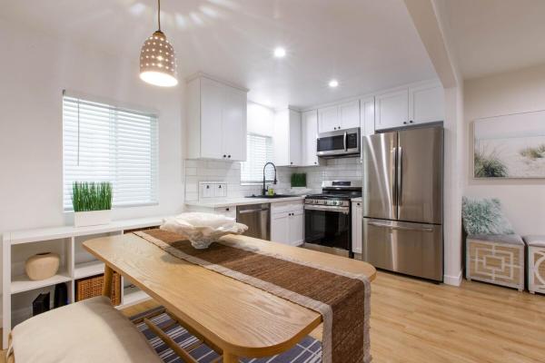 Stylish Long Beach Retreat Walk To Beach Bars - Cypress, CA