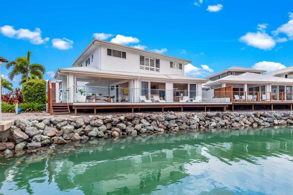 Whitsunday Waterfront Luxury At 19 The Cove - Airlie Beach