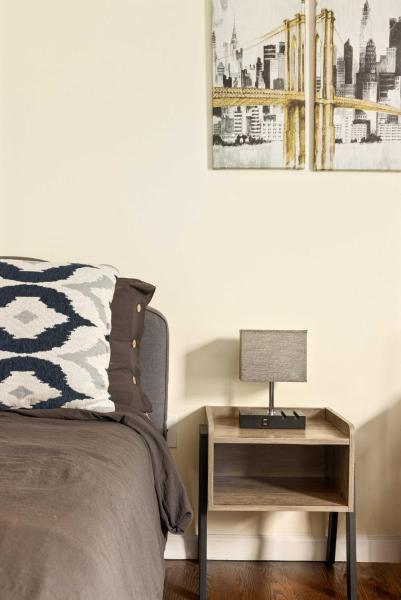Newark Gem Pearl 3br, 2ba - Sleeps 8 - Walk To Prudential Center And Newark Penn Station, Near Ewr And American Dream Mall, Includes Wifi - Laundry - Backyard - Gym - Elizabeth, NJ
