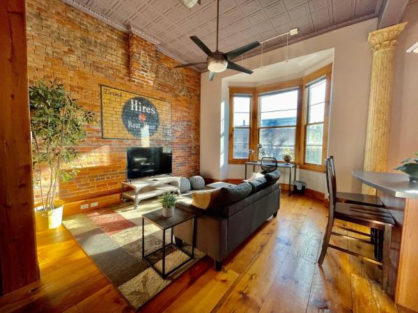 Stunning Studio Overlooking Main Street Parkade! - Cedar Falls, IA