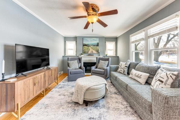 3 Mi To Hospitals Inviting Rockford Home With Yard! - Rockford, IL