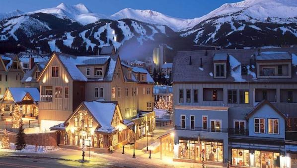 Hyatt Main Street Station 2 Bedroom Luxury Condo Heated Pool Hot Tubs Prime Main Street Location Gourmet Kitchen Cozy Fireplace - 브레켄리지