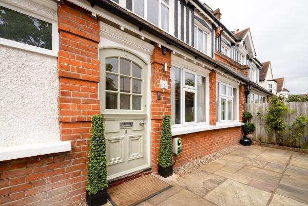 Luxury Three Bedroom Serviced Apartment - Springfield - エプソム
