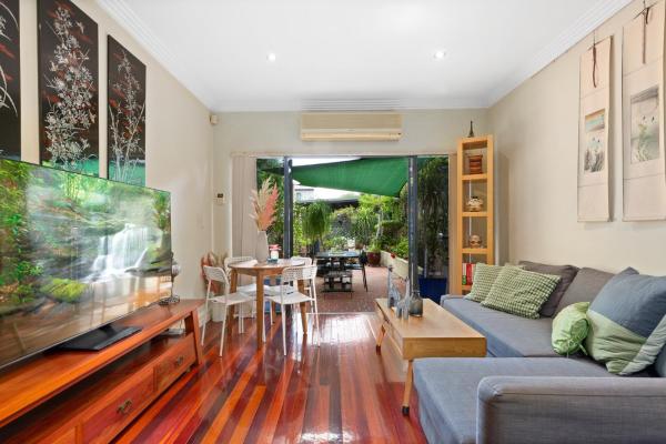 Spacious 2-bed Townhouse With Garage & Patio - Sydney