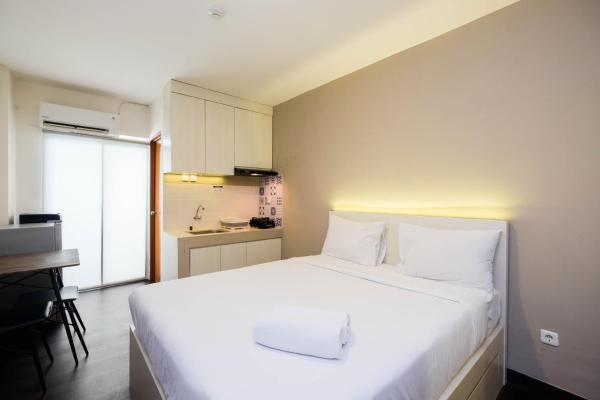 Cozy Living Studio Room At Cinere Resort Apartment By Travelio - Depok