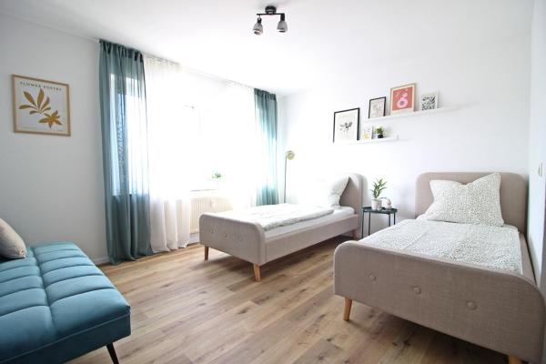 Zentrumsnahe Ferienwohnung Grüne Tanne Wlan, Kostenloser Pkw Parkplatz , Zwei Betten, Schlafcouch, Küche - 예나