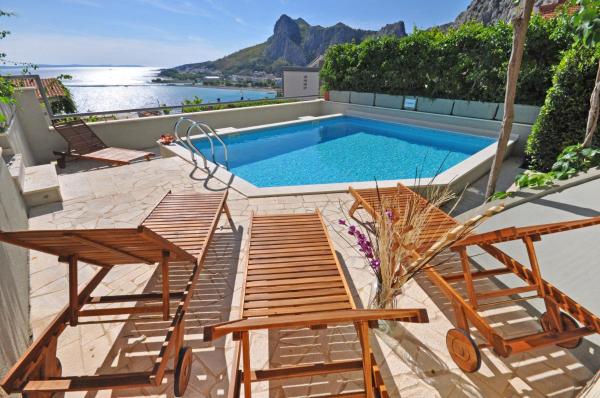 Geräumiges Ferienhaus Mit Schattiger Terrasse Und Privatem Pool Mit Meerblick, In Der Nähe Von Einem Kies- Und Sandstrand - Dugi Rat