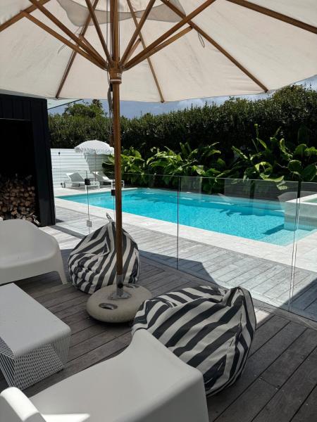 Seaside Sanctuary - 5 Bedroom, Heated Pool & Spa - Matakana