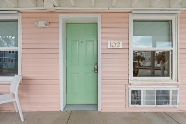 Treehouse Lodge Walk To Beach Pet-friendly 102 - North Myrtle Beach, SC