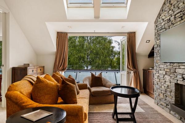 Ben Lomond 3 -Top-floor Lakeshore Apartment - Queenstown, New Zealand