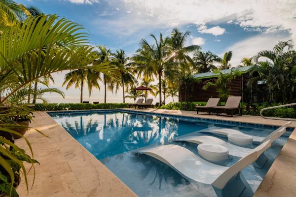 Travelers' Roost 2br Seaview Apt At Coconut Row - Belize