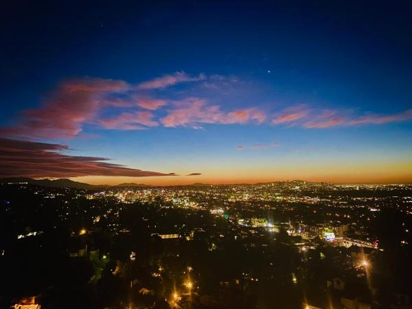 Hollywood Hill Stunning View Cozy Private Room - West Hollywood, CA