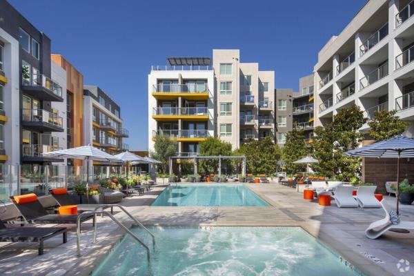 Spacious 2bd 2ba With Huge Balcony, Near Venice Beach & Fun! - Marina del Rey, CA