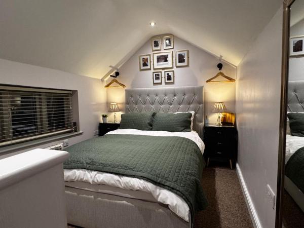 The Tower, 1 Bed 1850's Tiny House - Maldon, UK