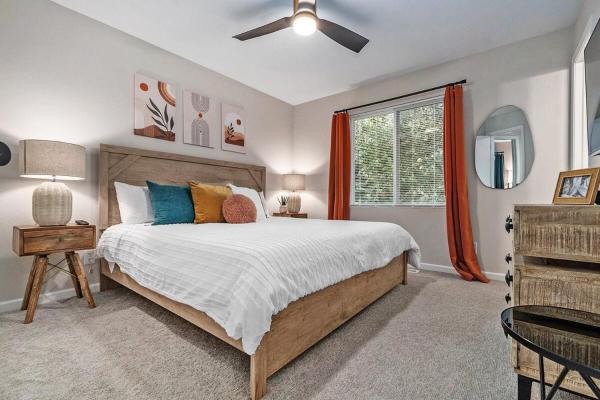 Elegant Escape-fenced Yard Bbq & Cozy Fire Pit - Omaha, NE