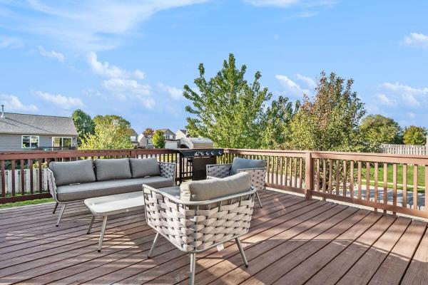 Elegant Escape-fenced Yard Bbq & Cozy Fire Pit - Omaha, NE