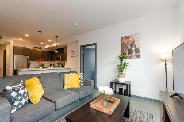 Adorable 2bed Apt Balcony & Rooftop Pool D - Chinatown - Los Angeles