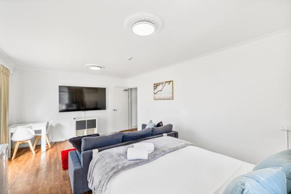 Caloundra Affordable Beachside Studio - Caloundra