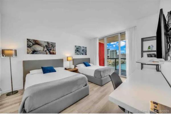 Studio Beach Apmt 2 Full Q Beds, Amazing View - Hallandale Beach, FL