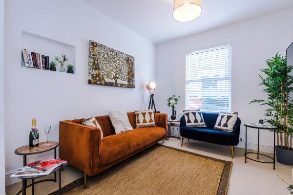 Stylish 3-bed City Centre Home In Chester By 53 Degrees Property, Ideal For Groups, Private Parking! - Chester