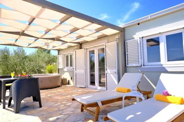 Olive Garden Home With Hot Tub - Brač
