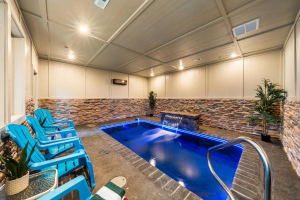 Luxury Cabin In Smoky Mountains - Sleeps 16, Indoor Pool, Hot Tub, Theatre Room, Arcade Games And Pet-friendly - Townsend, TN