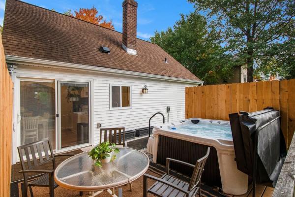 Beautiful Benson Cottage With Year-round Hot Tub - Omaha, NE