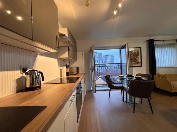 Centrally Located Modern 2 Bedroom Apartment, Minutes Walk To Ao Arena - Manchester