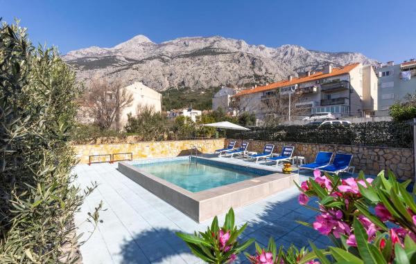 Lovely Apartment In Makarska - Podgora