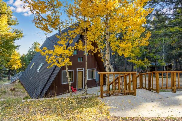 Woodland Park Scandi Cabin, Mtn Views & Hot Tub - Woodland Park, CO