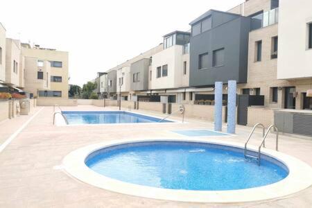 Townhouse With Communal Pool Ideal For Families - Vilanova i la Geltrú