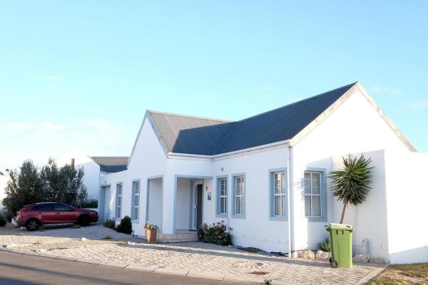 The Pelican - Stunning 3-bedroom Holiday Home In Langebaan - 랑게반