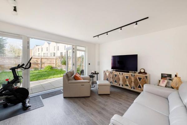 Stylish 3-bed Townhouse With 3 Baths In Southgate - Barnet