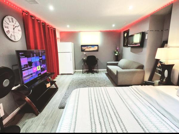 Staycation Studio Apartment, Private Kitchen , Washroom, Micro Gym & Free Onsite Parking - London, ON, Canada