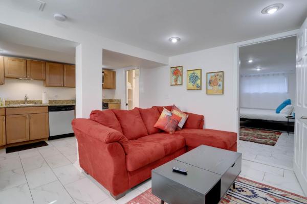 Sojourn Garden Level Home Sleeps 2 - Clinton, MD