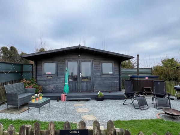 Adult Only En-suite Glamping Hut With A Private Hot Tub, Fenced Garden, Firepit, Bbq And Dog Friendly! Located In A Peaceful Setting With Gorgeous Countryside Views On Anglesey, North Wales - 安格爾西島