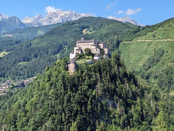 Haus Biechl Mit Blick Auf Die Burg Hohenwerfen - Werfenweng