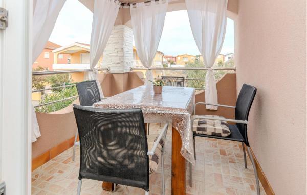 1 Bedroom Cozy Apartment In Vir - Vir