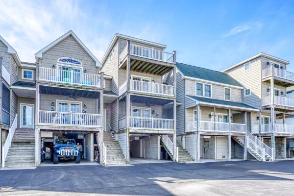 Charlie's Bayside Retreat - Pet Friendly, In Town! - Chincoteague, VA