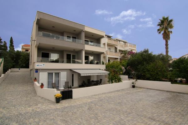 Apartments Luna 1 - Novalja