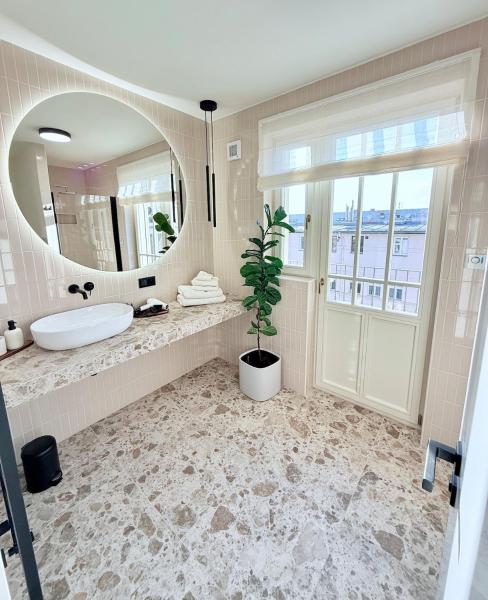 Luxury New Apartment With Balcony Steps From Wenceslas Square - Praha