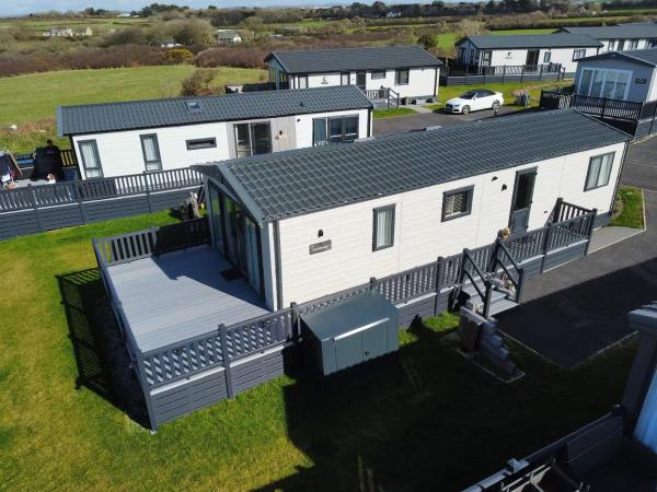 Stunning Lodge With Sea And Country Views, Sleeps 6 - Holywell