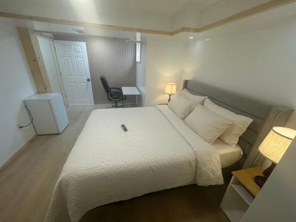 Private Entrance, Private Bathroom, Bedroom And Workspace - Kanata