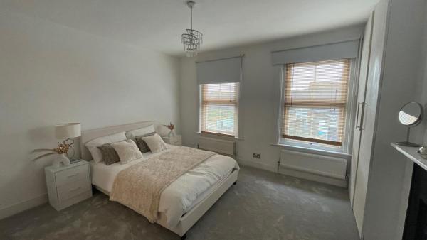 House - Sleeps 6 - Garden - Parking - Maidenhead