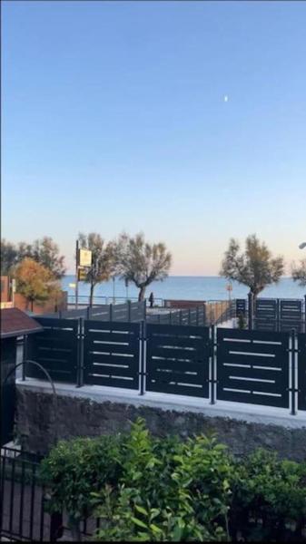 Casa Sul Mare Con Posto Auto E Giardino Privato - Terracina