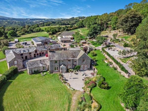 Linscott Farmhouse - Boutique Retreat With Hot Tub And Natural Outdoor Pool - Chagford